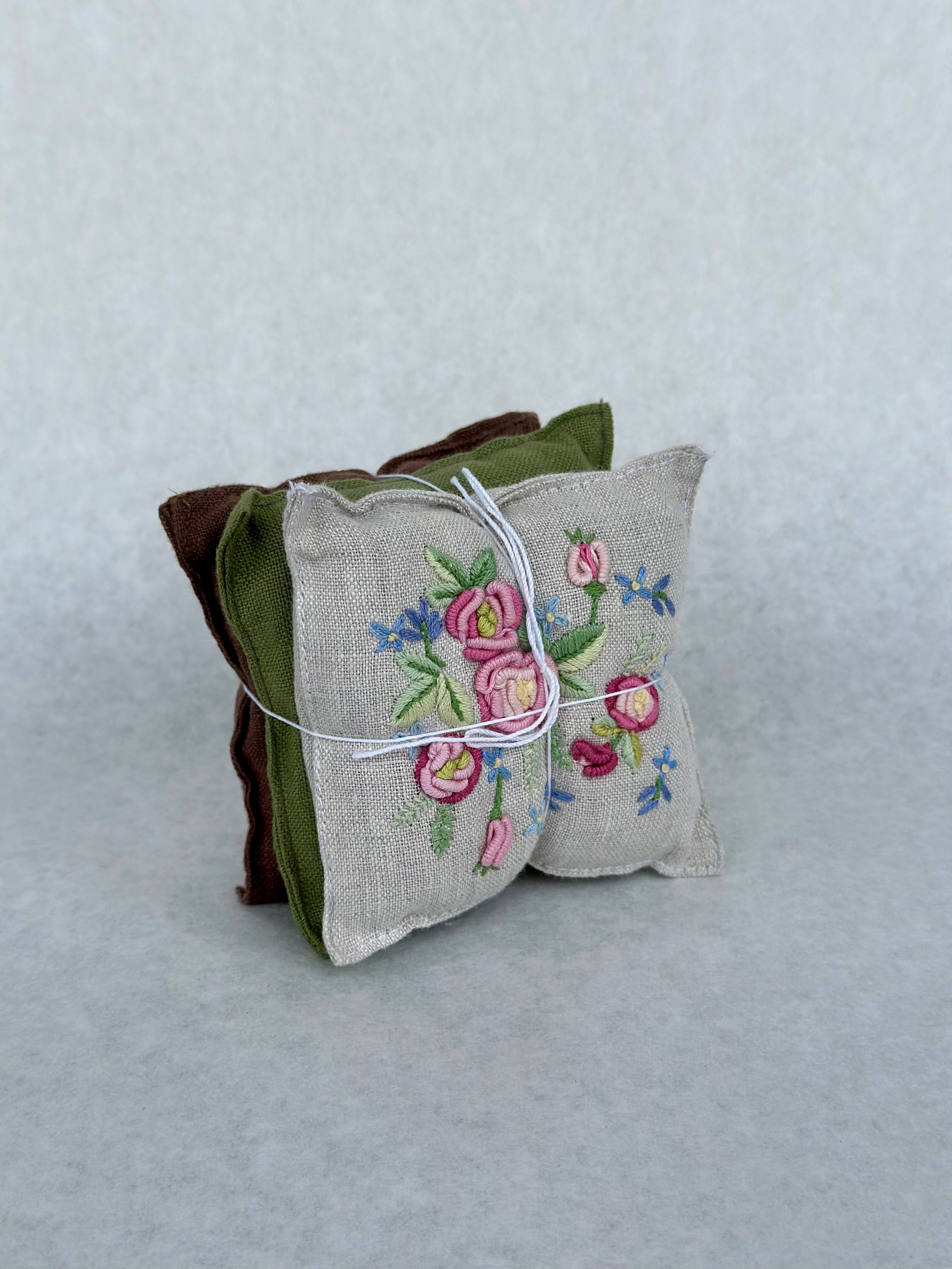 HAND EMBROIDERED LAVENDER SACHET SET ROSEBUD DESIGN HAITI – Giraffe Home